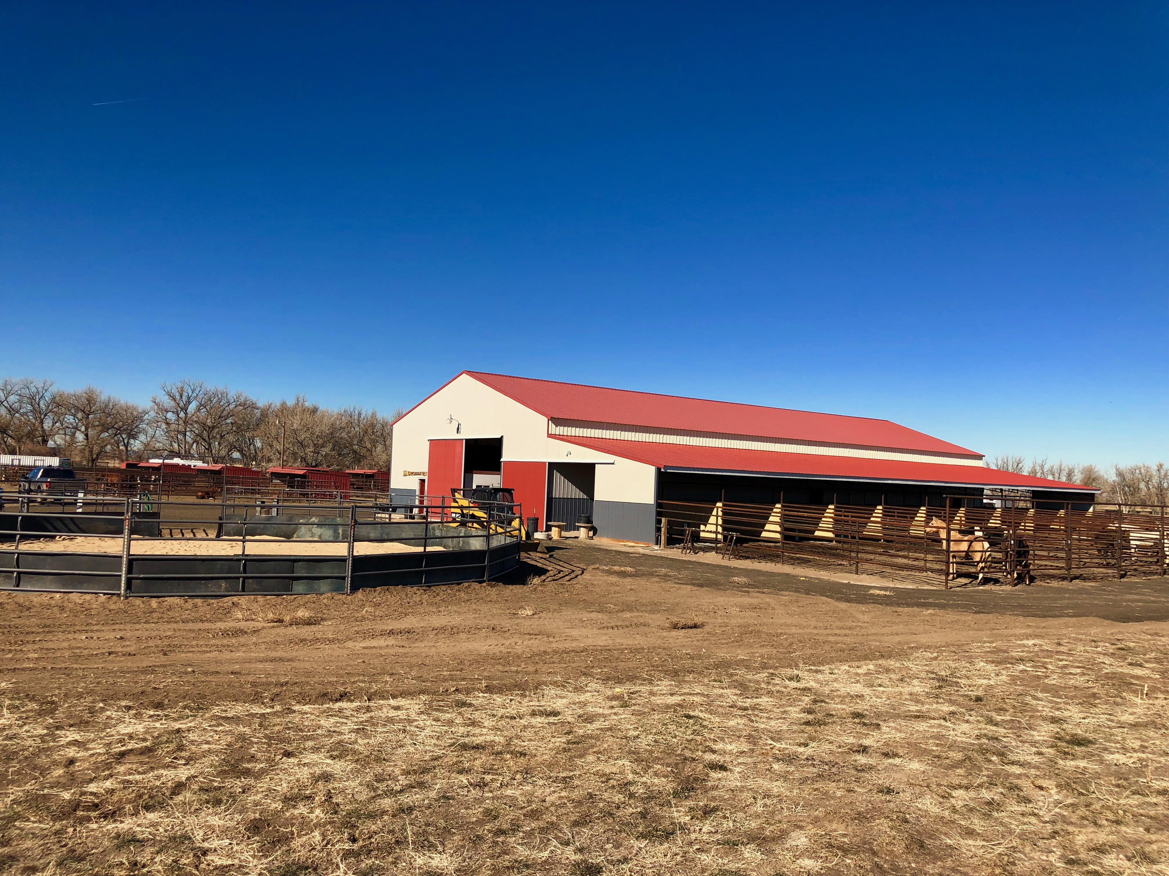 Barn/ Round Pen – Deko Ranch